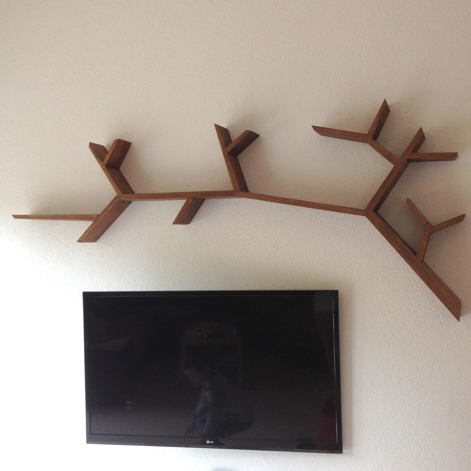 Police ve tvaru stromu jasan v barevném provedení / od 4WOOD | Fler.cz