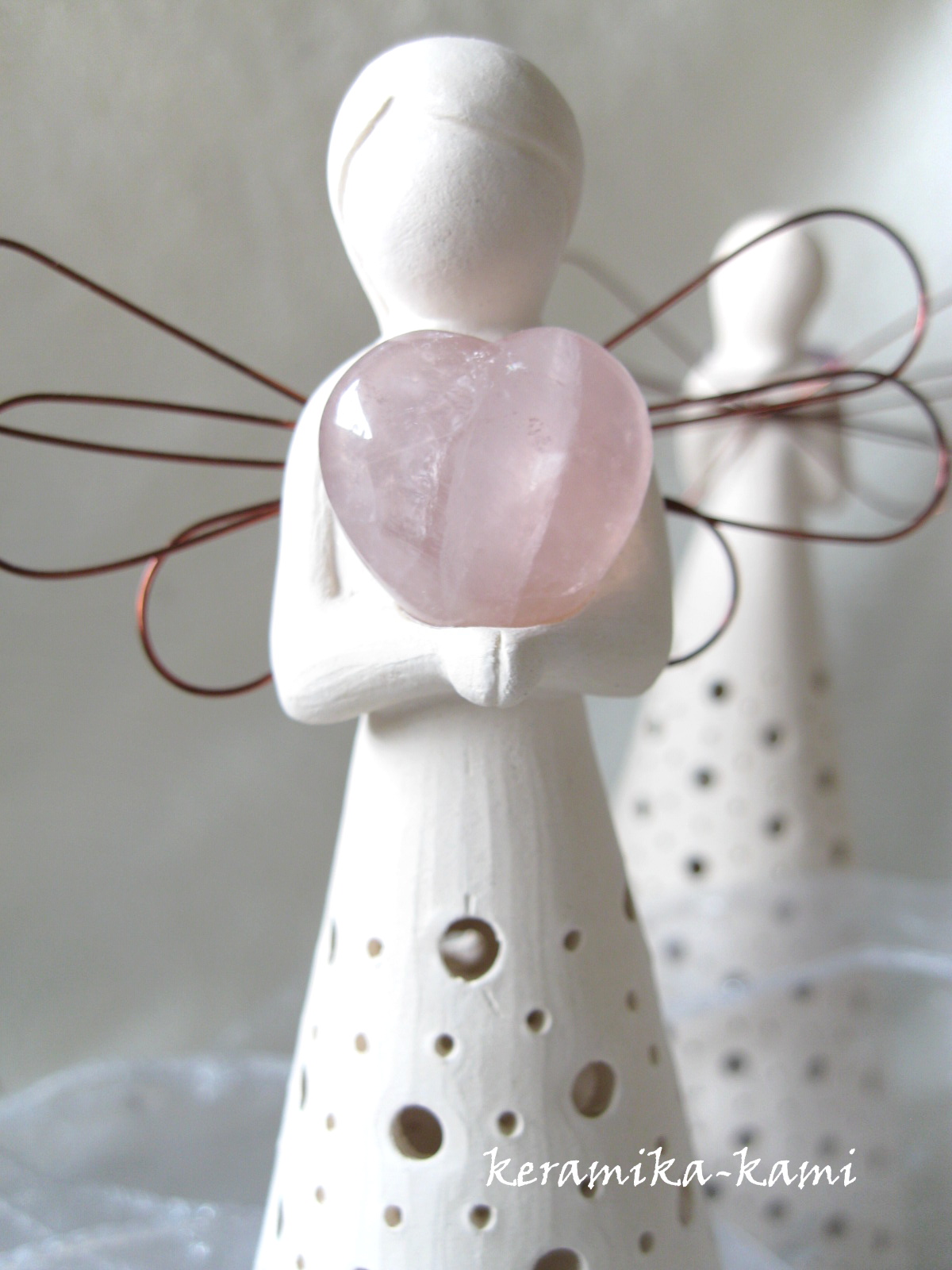 Socha béžová Keramický Anděl Tajemství - Růženínové srdce / od Keramika ...