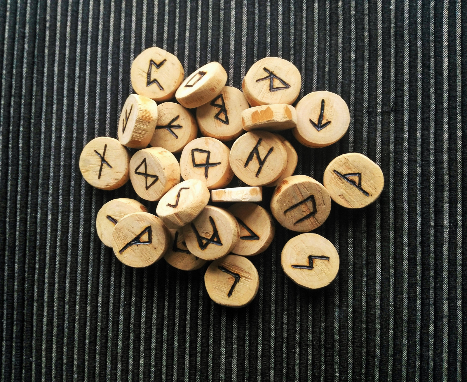 Germánské runy - dřevěné, vypalované / od JayEspen | Fler.cz