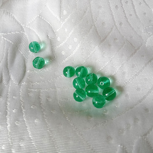 Korálky mačkané zelené Kuličky průhl.zelené...8mm / od Kristalinka ...