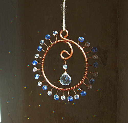 Lapač slunce s modrými korálky. / od Drátování JD | Fler.cz