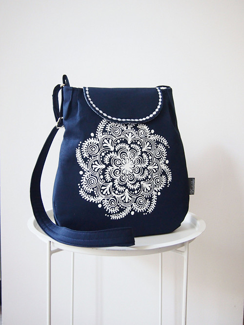 Dámská Veľká modrá maľovaná kabelka s bielou mandalou / od Dartaska ...