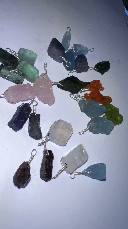 Přívěšky s přírod. drahokamy na stříbrném drátu / od Opaly Drahokamy ...