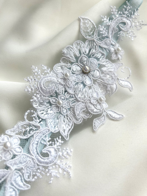 Bílý Svatební podvazek bílo-modrý s perličkami / od Michaela Kleibl ...