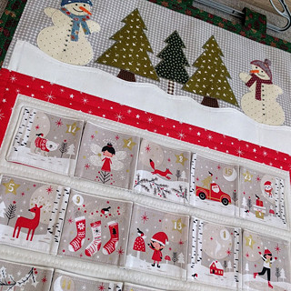 Dětský červený Adventní kalendář - sněhuláci v zasněženém lese / od H.Ž ...