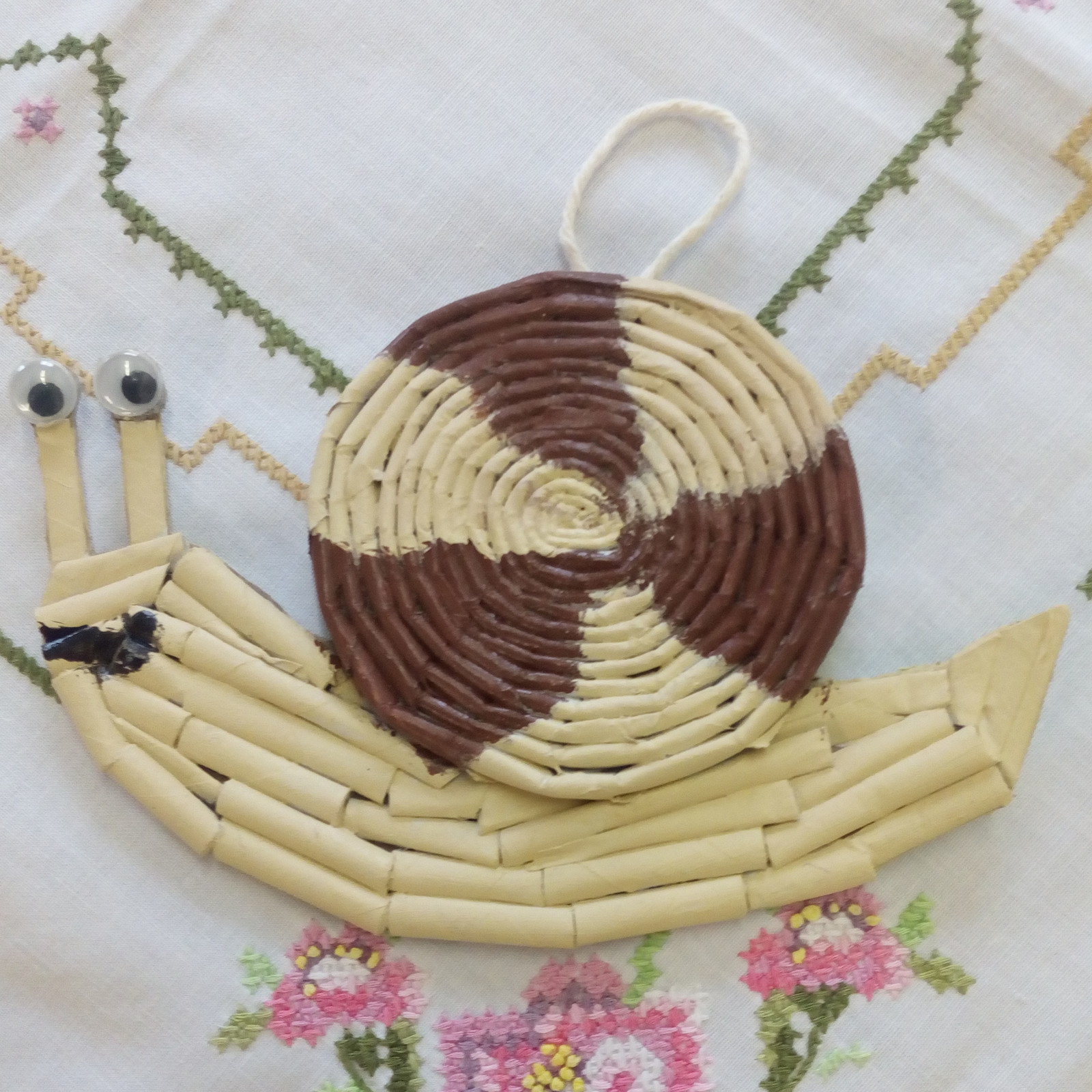 Šnek z papírových ruliček / od Sdružení Filia | Fler.cz