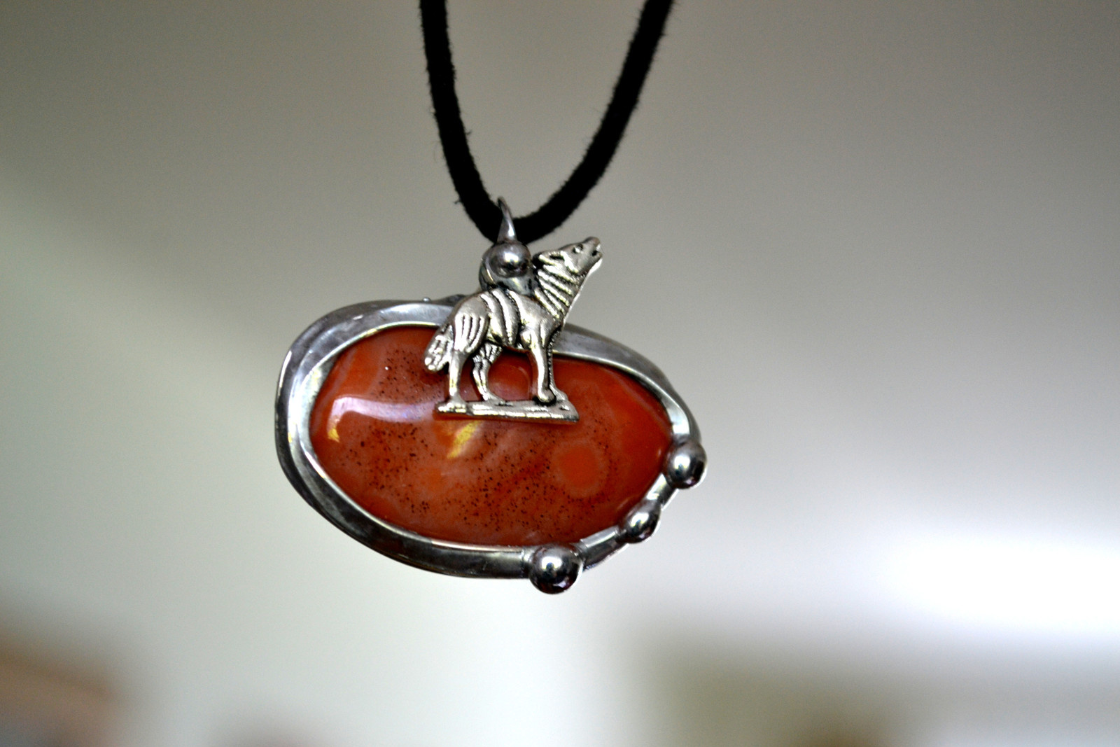 Přívěsek oranžový Karneol a vlk / od úsvit- šperky minerály kameny ...
