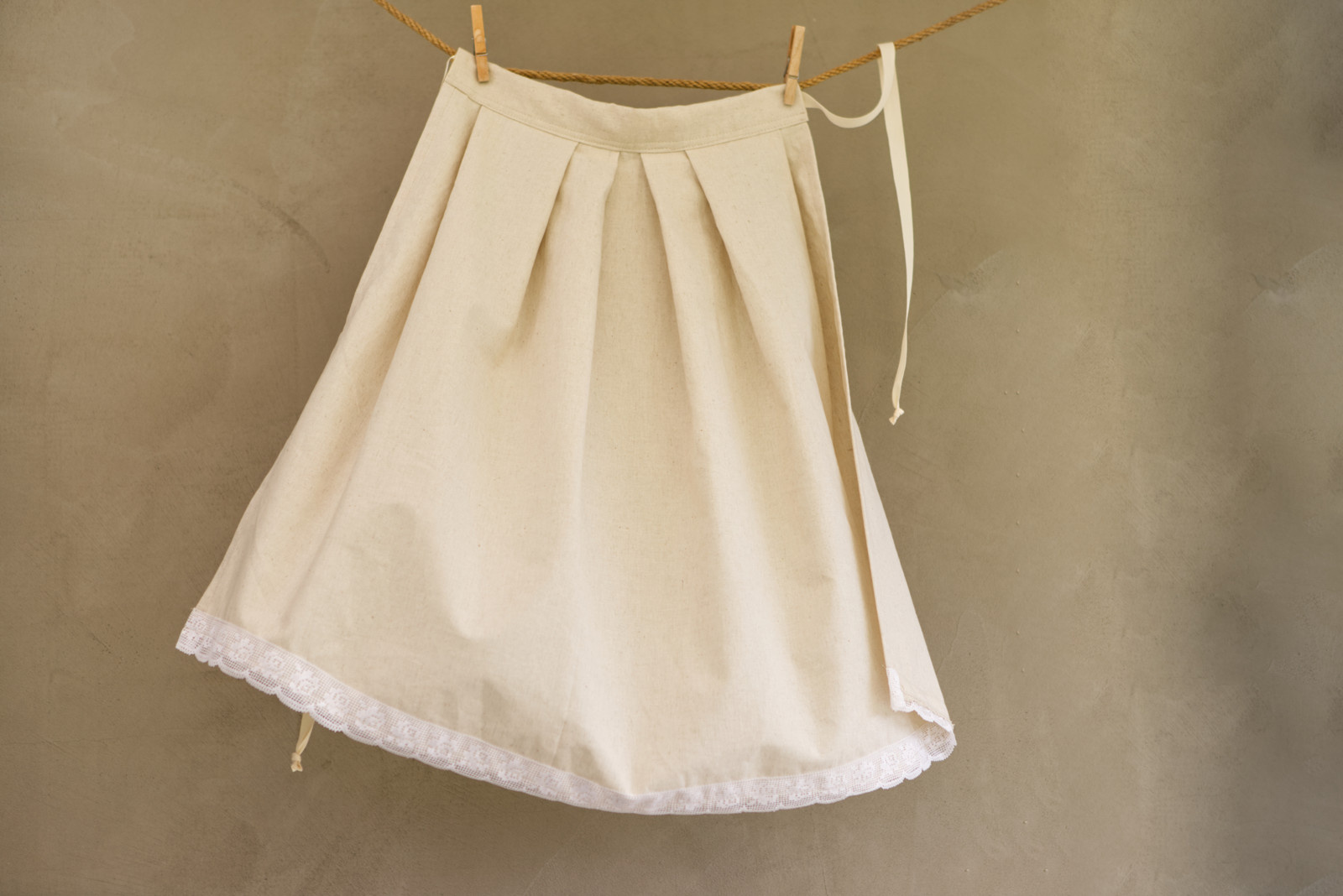 Slonová kost Krátká zástěra - světlounká s krajkou / od spakuj | Fler.cz