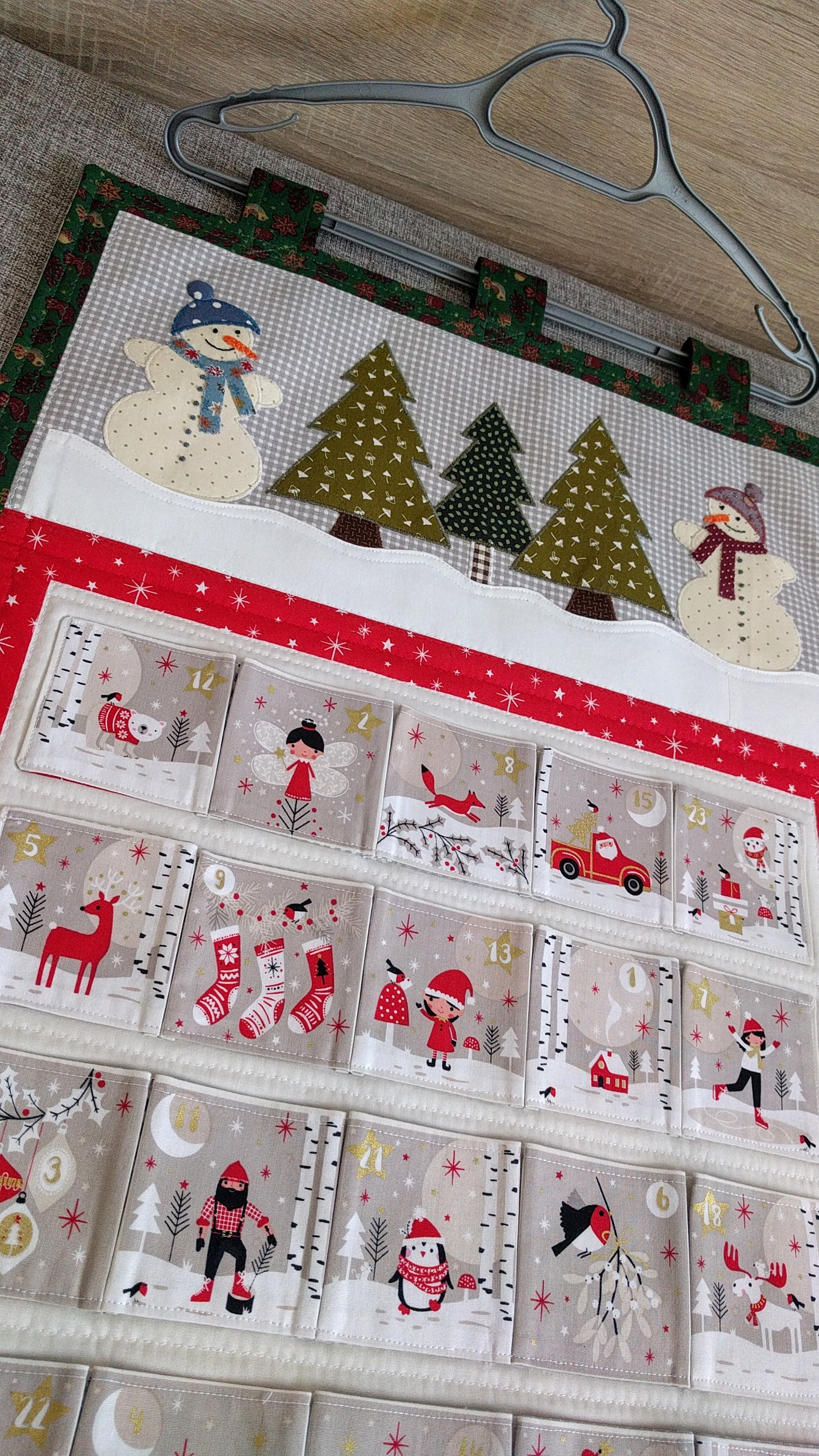 Dětský červený Adventní kalendář - sněhuláci v zasněženém lese / od H.Ž ...