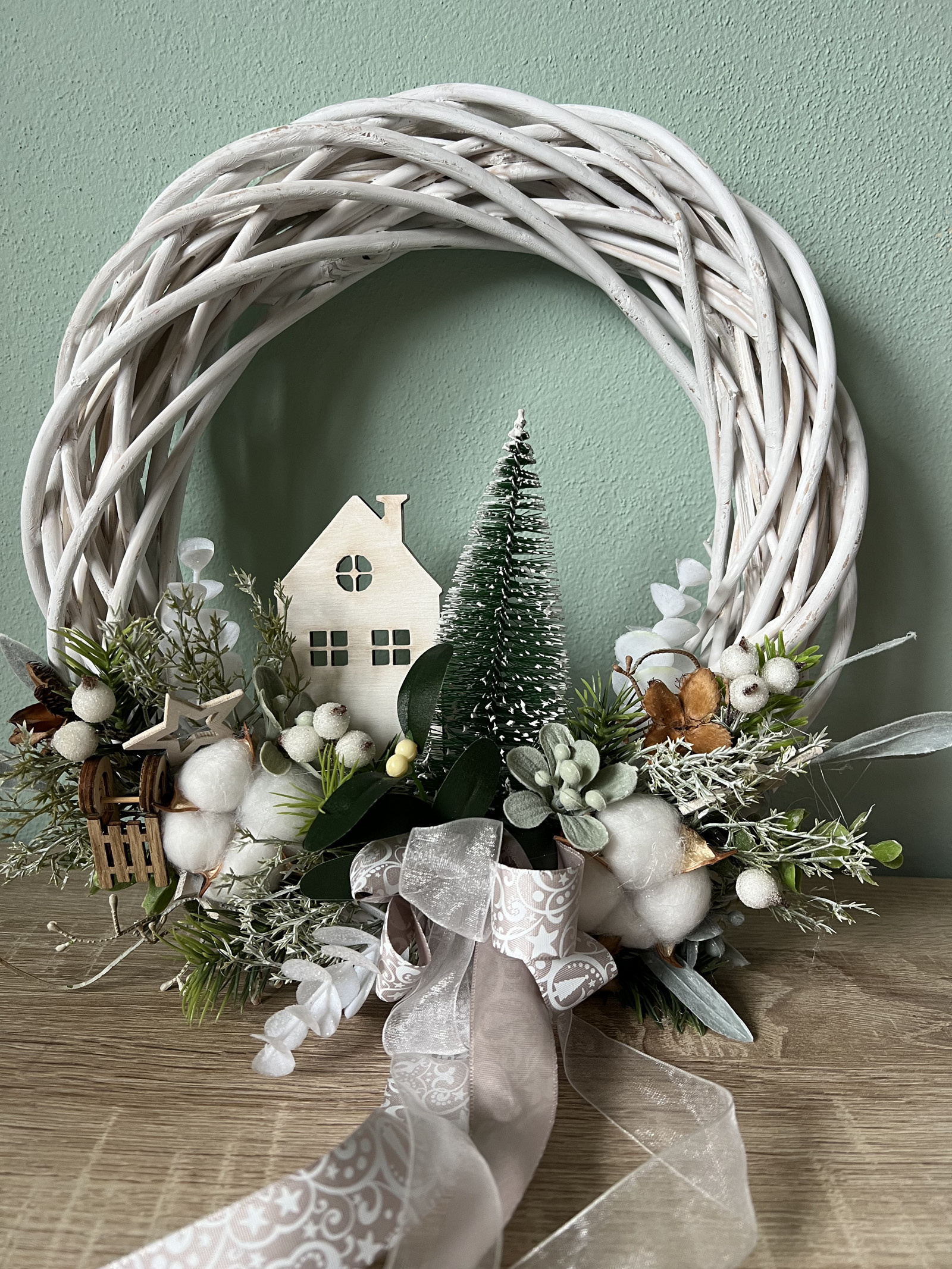 Bílý Vánoční venec na dveře s chaloupkou / od Pili Deko | Fler.cz