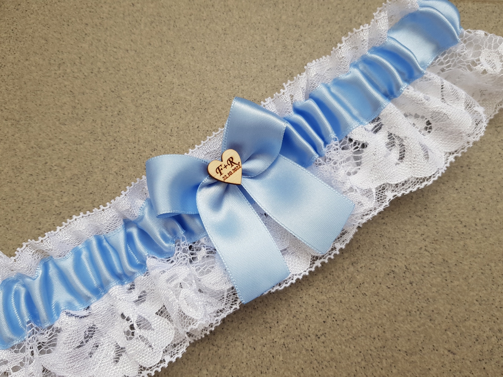 Krajkový modrý podvazek s iniciály / od LuccaWedding | Fler.cz