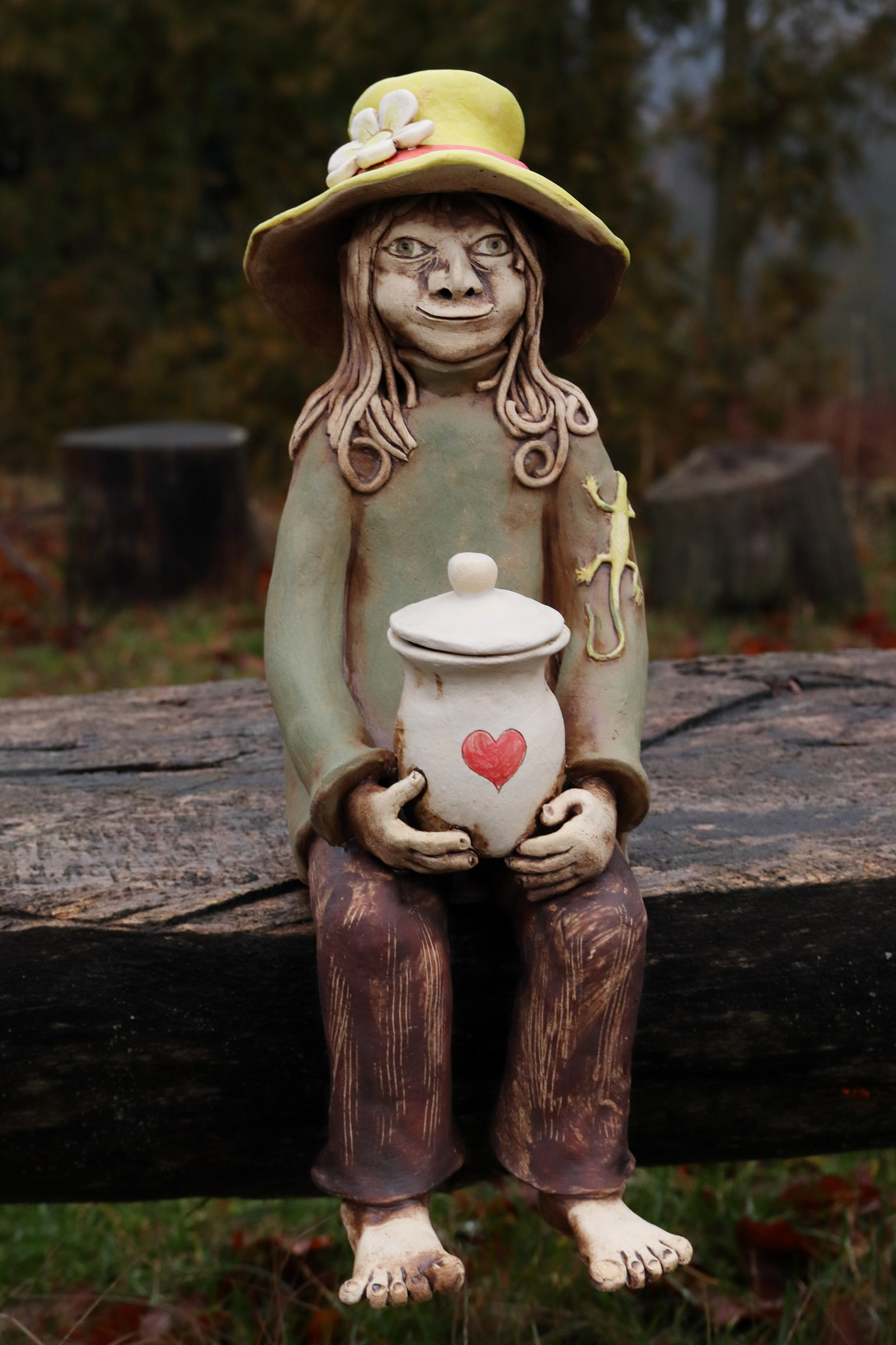 Socha khaki Soška sedícího vodníka / od jits | Fler.cz