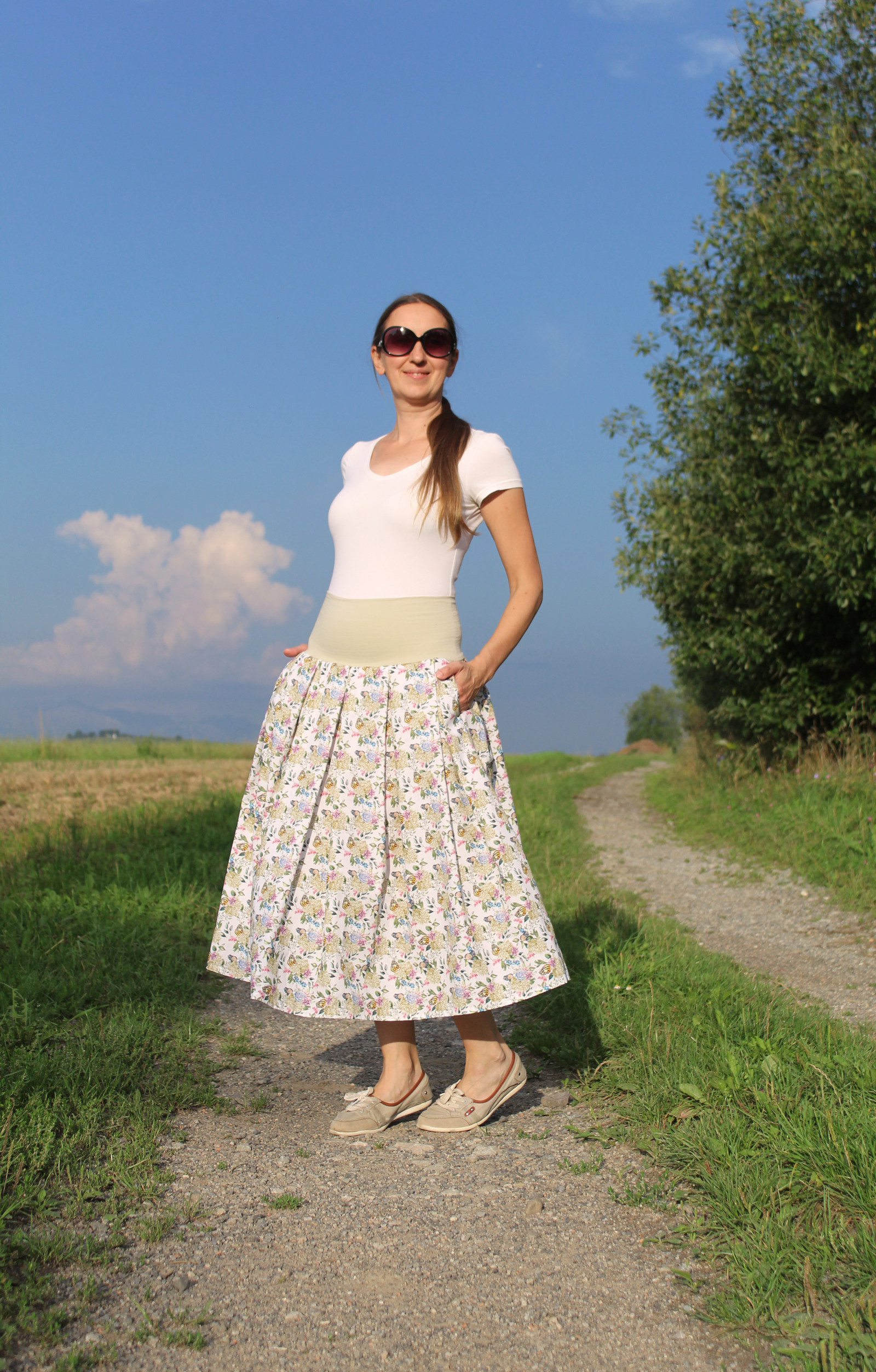 Sukně střední dámská bílá Trojštvrťová "hortenzie-ruže-motýle" / od ...