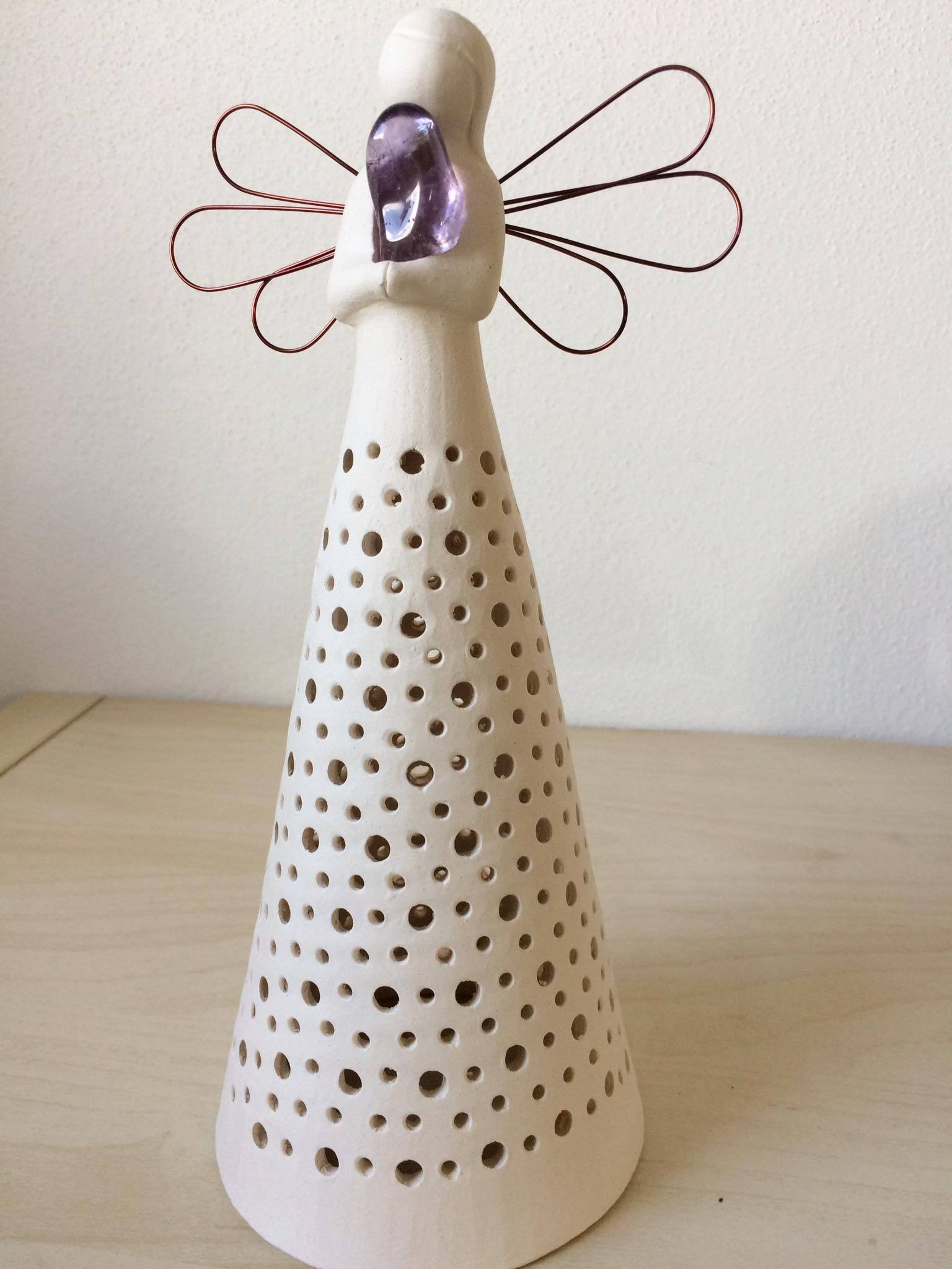 Socha bílá Anděl Tajemství - Ametyst / od Keramika-Kami | Fler.cz