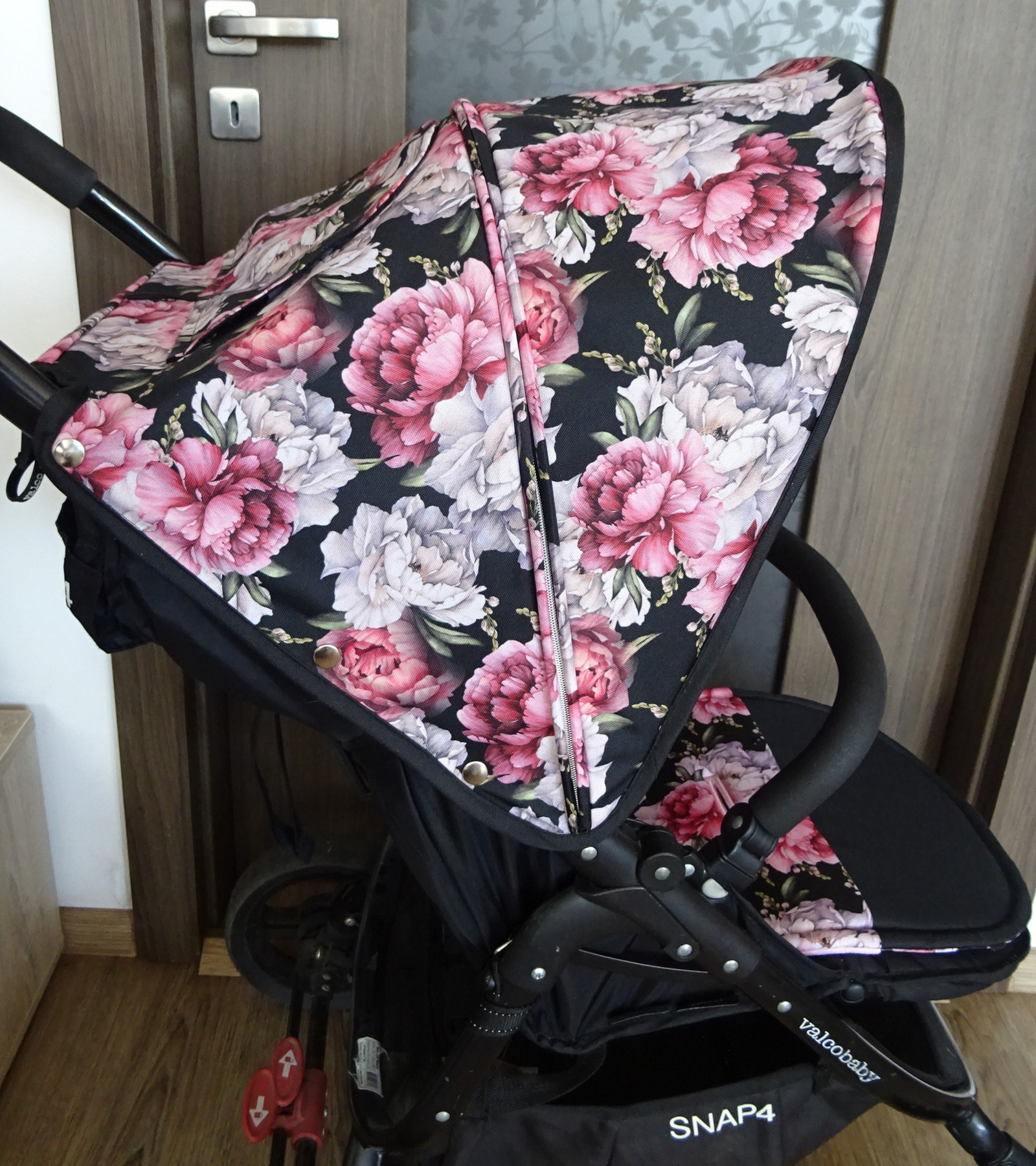 Růžová Stříška ke kočárku Valco + madlo - Pivoňky 3-dílná stříška / od ...