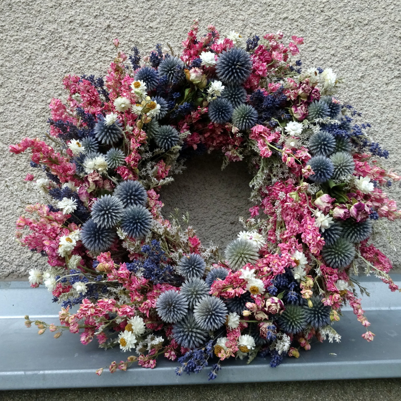 Růžový Věnec - Ostrožkový, s bodláky / od drahuska56 | Fler.cz