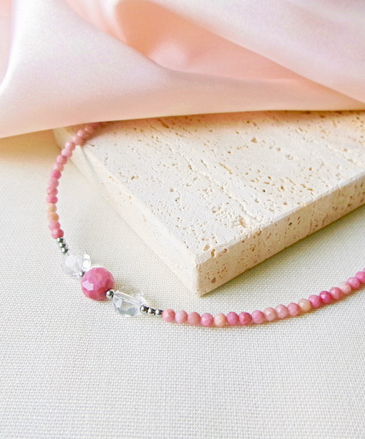 Dámský starorůžový Náhrdelník z rodonitu a křišťálu / od Yovanna | Fler.cz