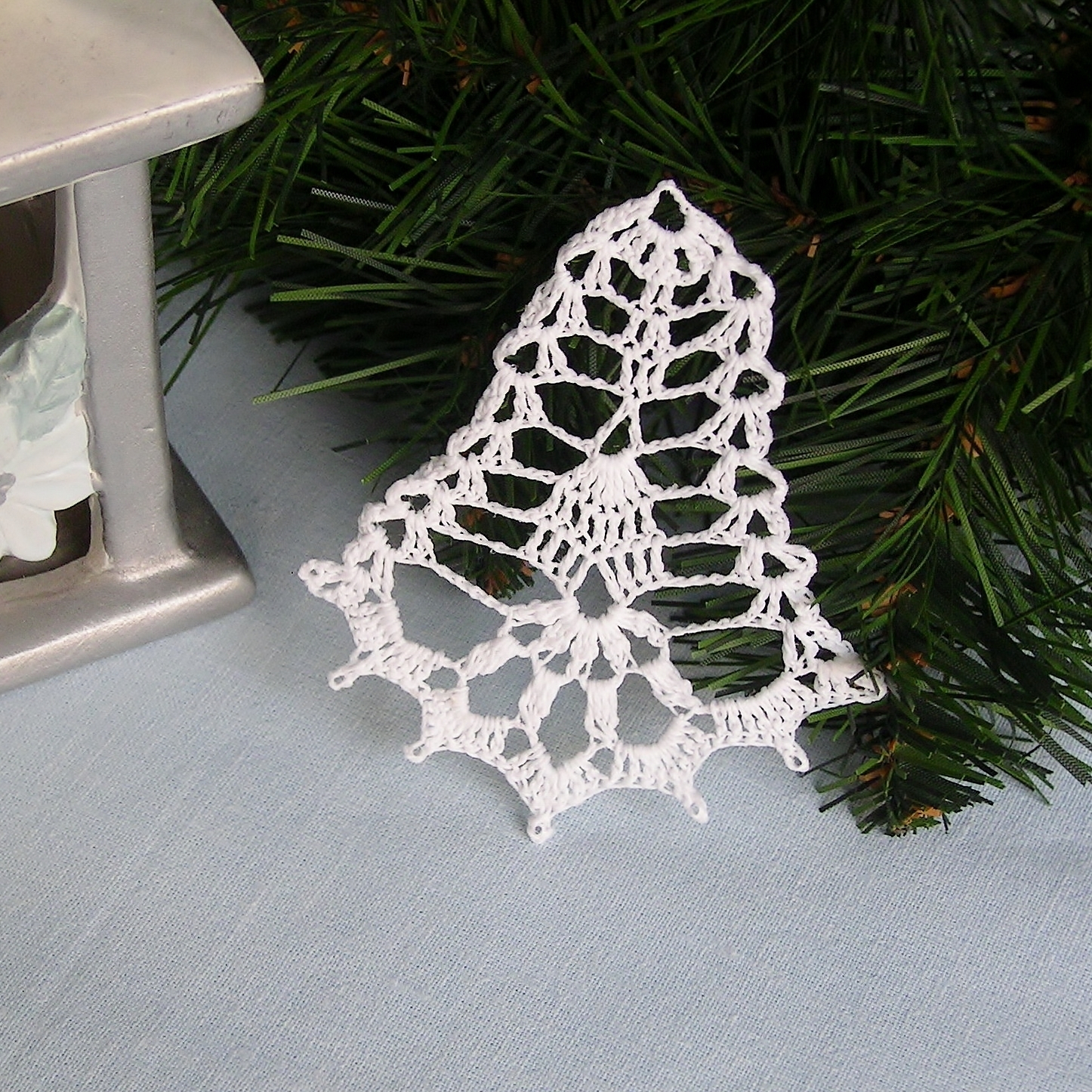Bílá Háčkovaná vánoční ozdoba, zvoneček plochý / od Ma-Dl | Fler.cz