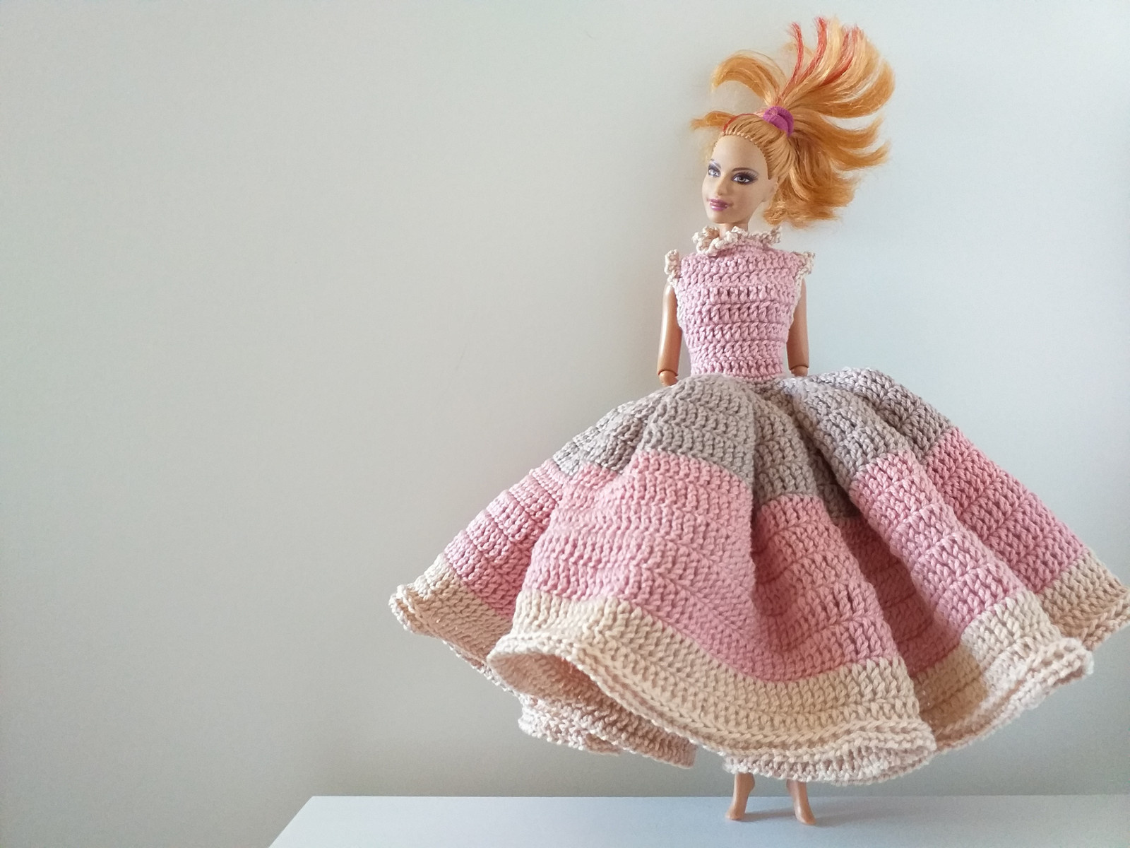 Oblečky pro panenky dětské starorůžové Háčkované šaty na Barbie - jak ...