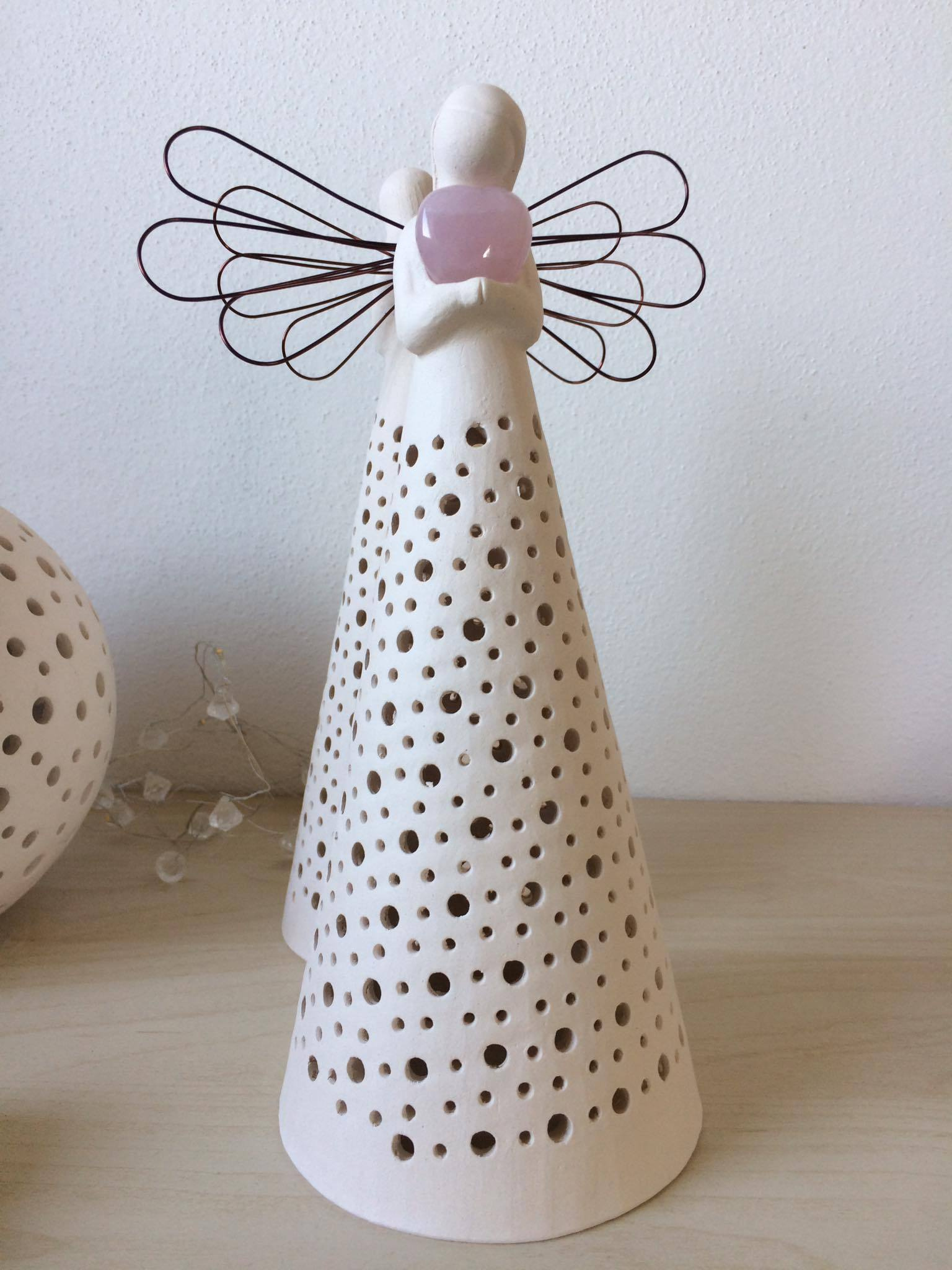 Socha béžová Keramický Anděl Tajemství - Růženínové srdce / od Keramika ...