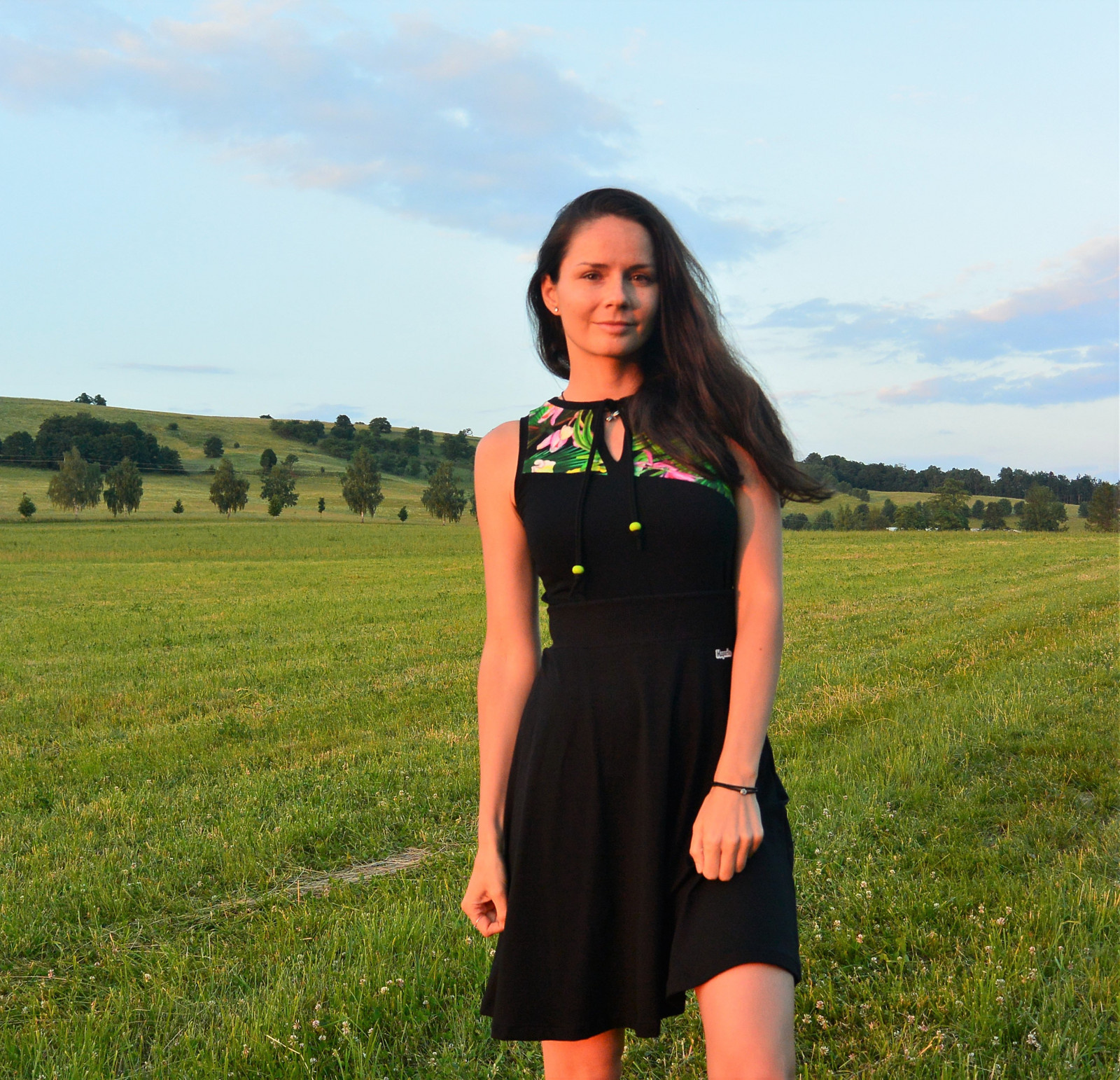 Šaty dámské černé V lese není wifi, ale najdeš tam lepší spojení. / od ...