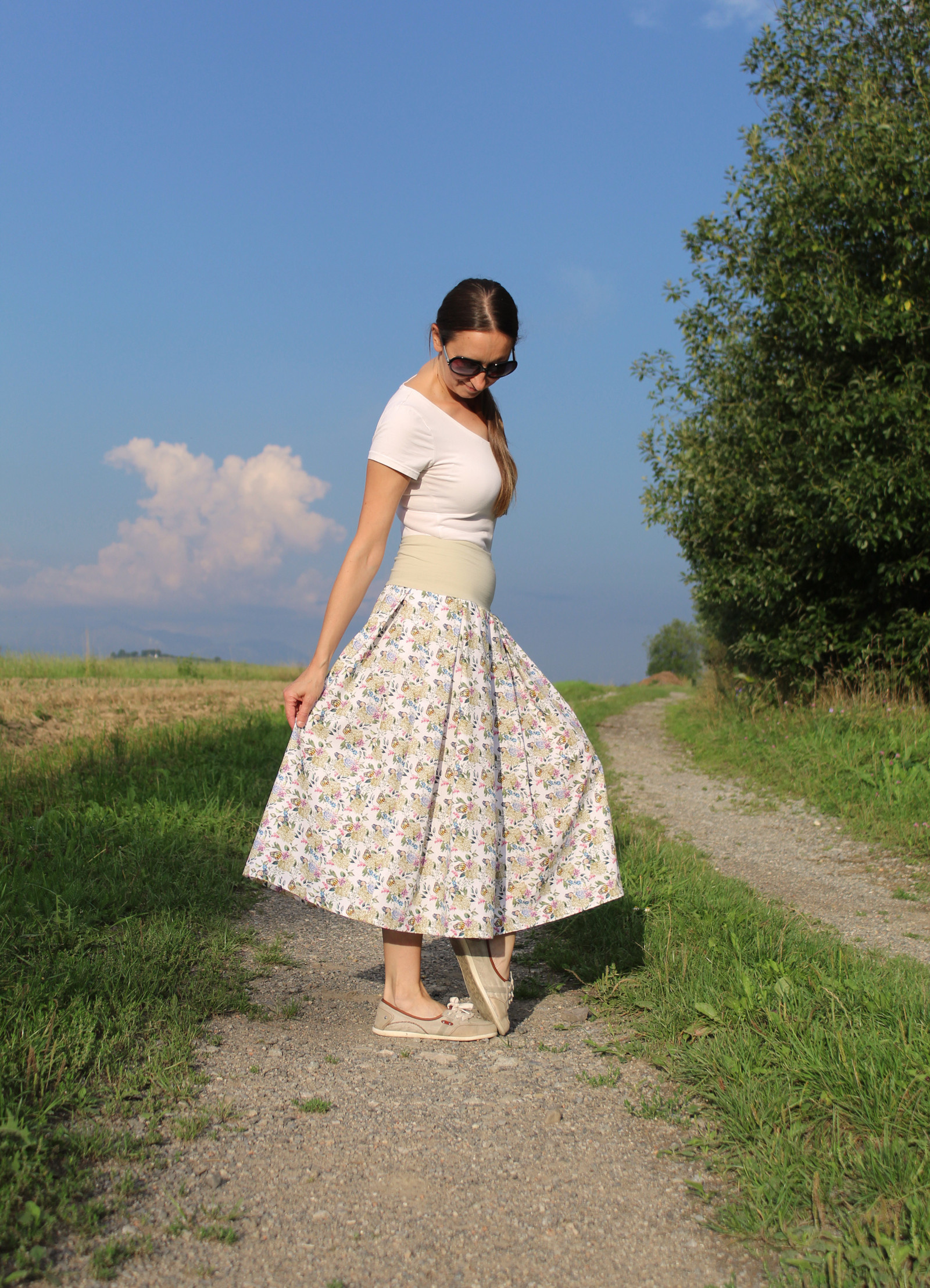 Sukně střední dámská bílá Trojštvrťová "hortenzie-ruže-motýle" / od ...