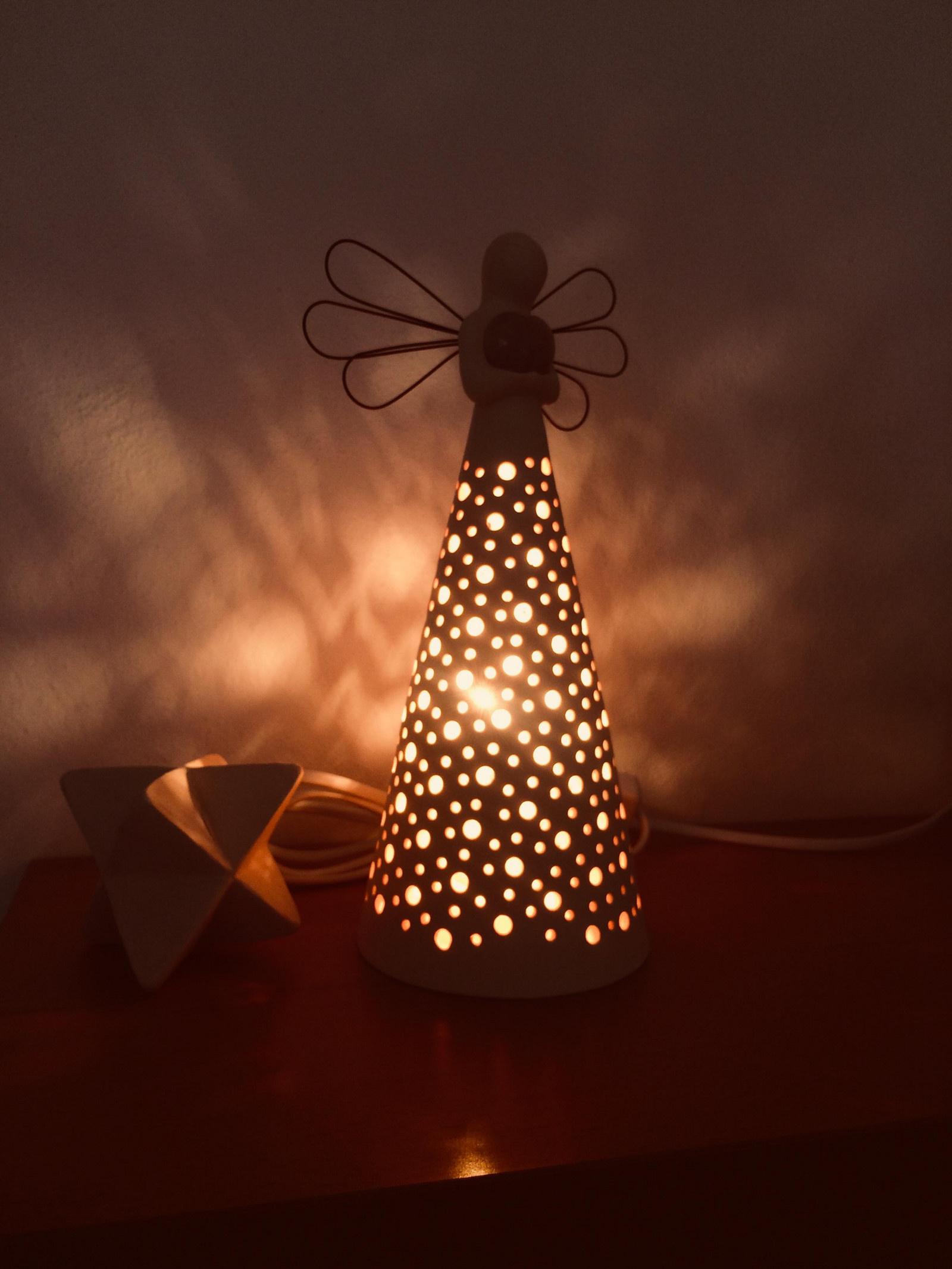 Socha bílá Anděl Tajemství - Ametyst / od Keramika-Kami | Fler.cz