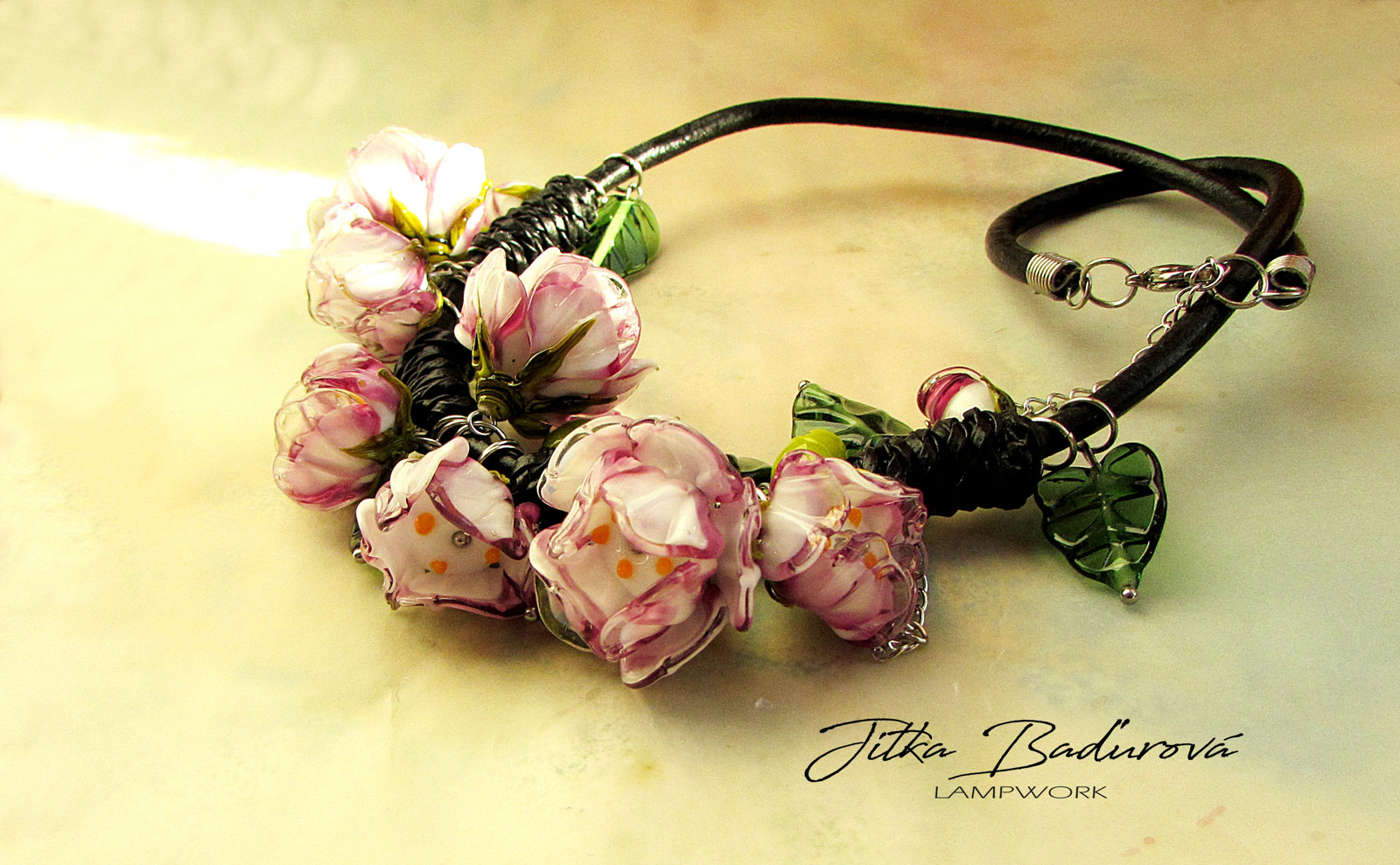 Dámský bílý "Puella in Rosea" náhrdelník / od jibadu | Fler.cz