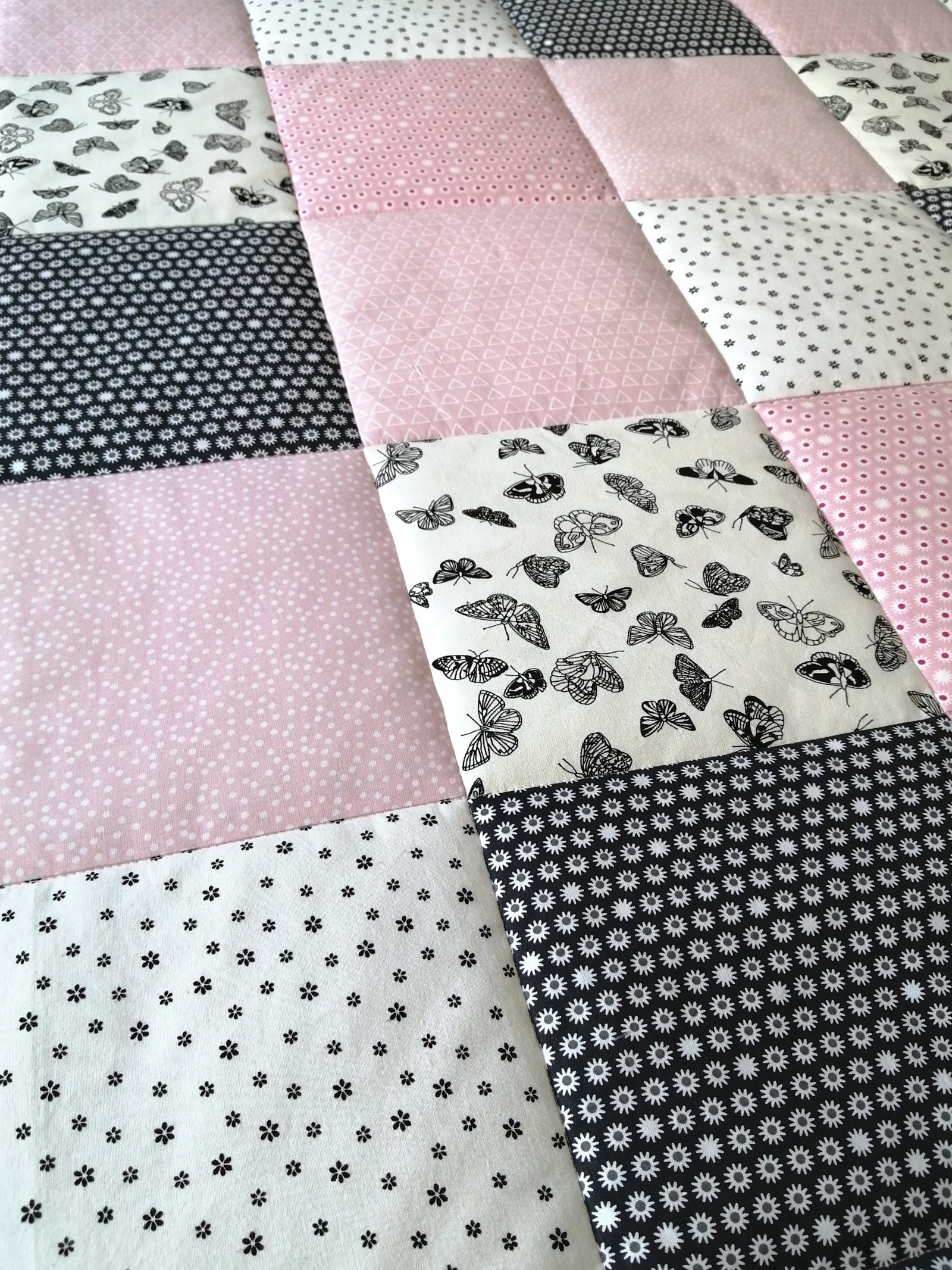 PATCHWORK dětská deka 100x140 bílo-černá + růžová / od Lenka Kučerová ...