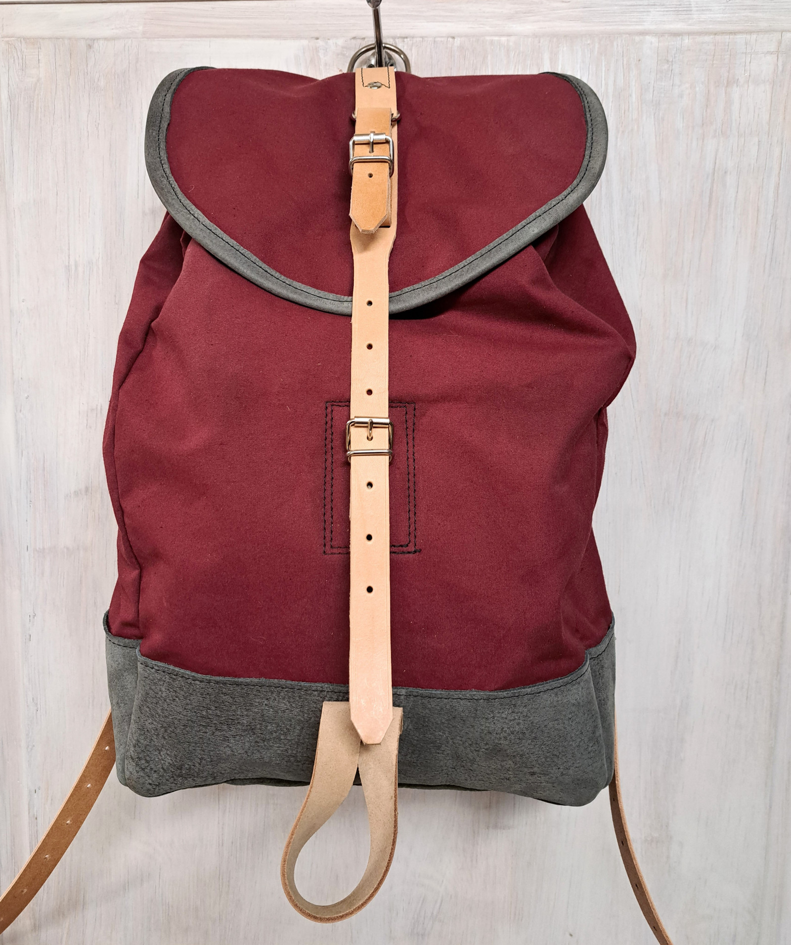 Batoh vínový Kletr 2.0 v tmavě červené / od Jakub Tukan Tuček | Fler.cz