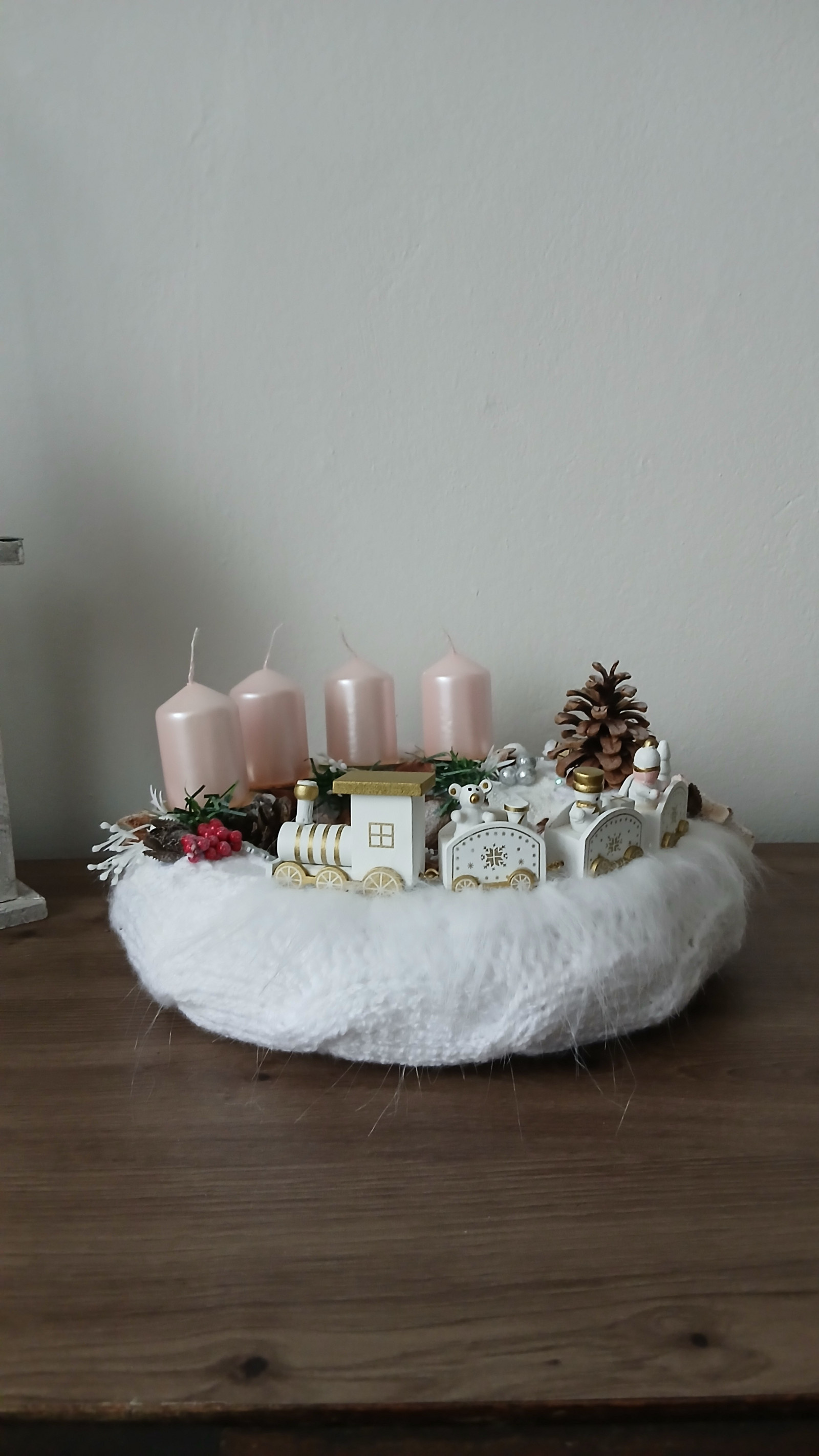 Bílý Adventní věnec v pleteném kabátku s vláčkem / od UZuza | Fler.cz