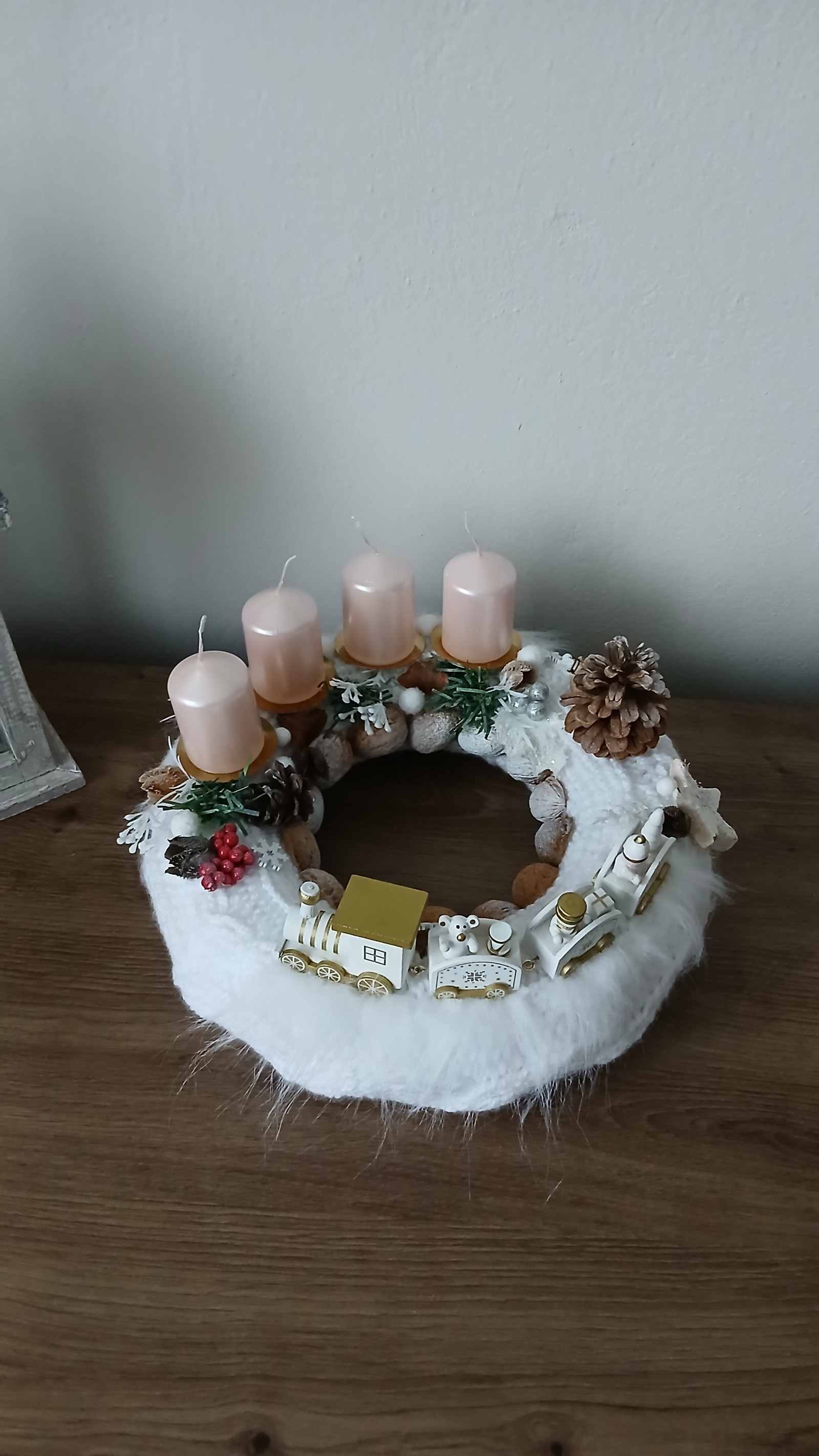 Bílý Adventní věnec v pleteném kabátku s vláčkem / od UZuza | Fler.cz
