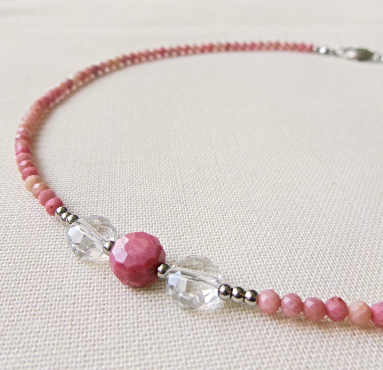 Dámský starorůžový Náhrdelník z rodonitu a křišťálu / od Yovanna | Fler.cz