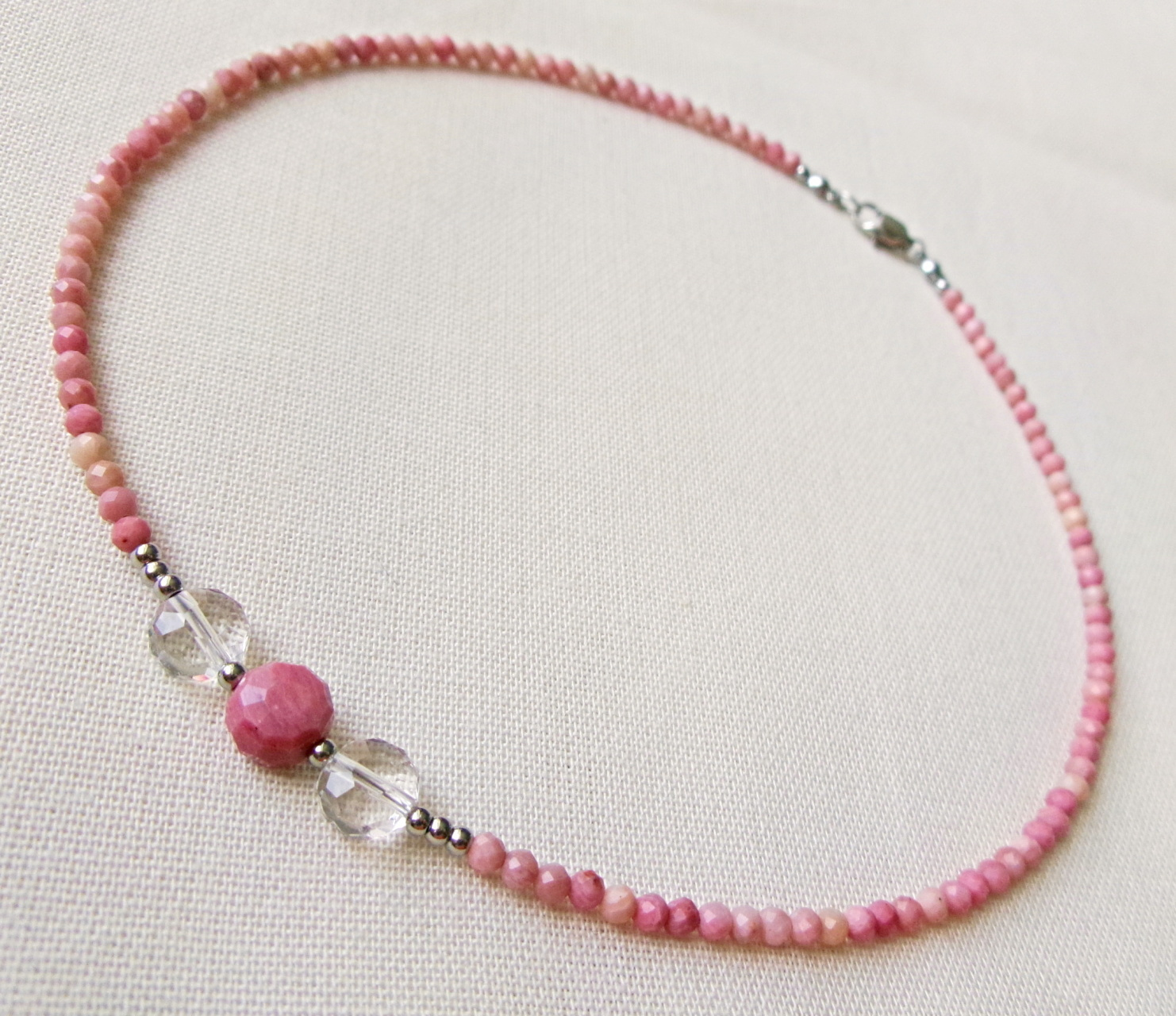 Dámský starorůžový Náhrdelník z rodonitu a křišťálu / od Yovanna | Fler.cz