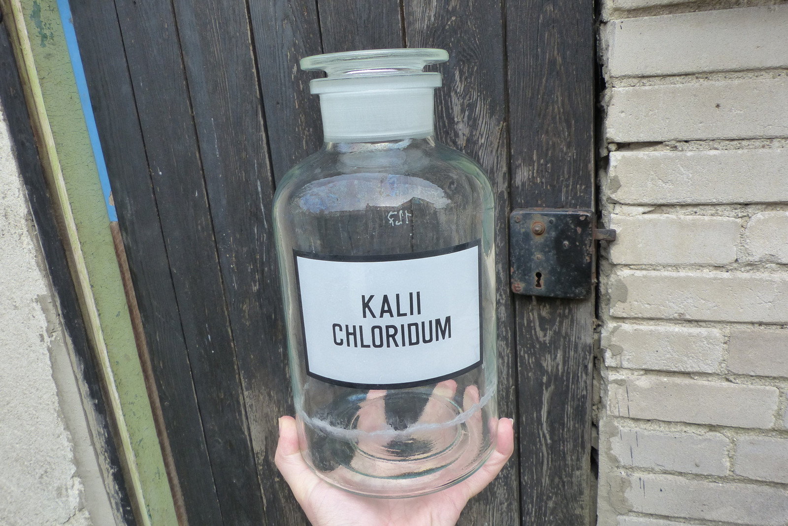 Skleněná nádoba bílá Kalii Chloridum...velká lékárenská lahev / od ...