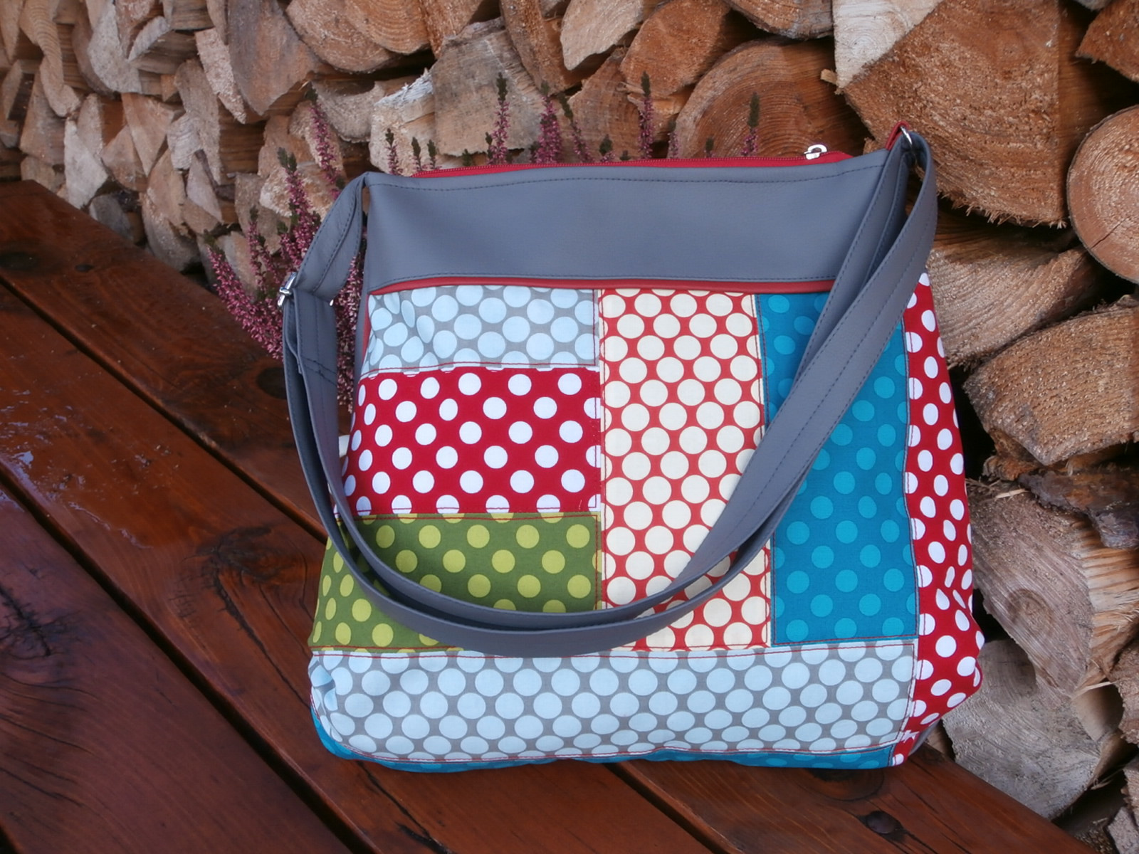 Dámská červená SEŠÍVANÁ BAREVNÁ - kabelka s popruhem / od Kita.Kita ...