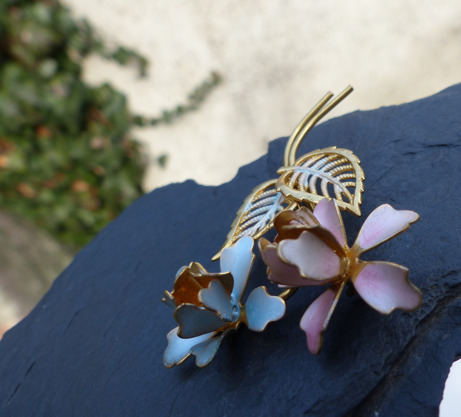 Šperky dámské růžové Kvítky pastelové...bižuterní kovová brož / od ...