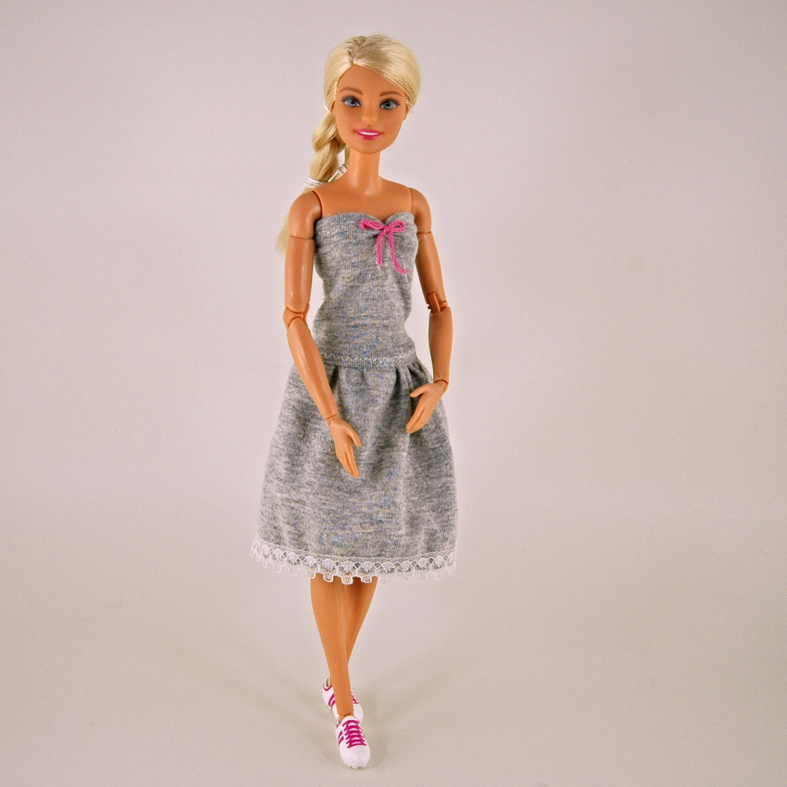Oblečky pro panenky bílé Barbie - Švětle šedé šatičky / od pipipu | Fler.cz