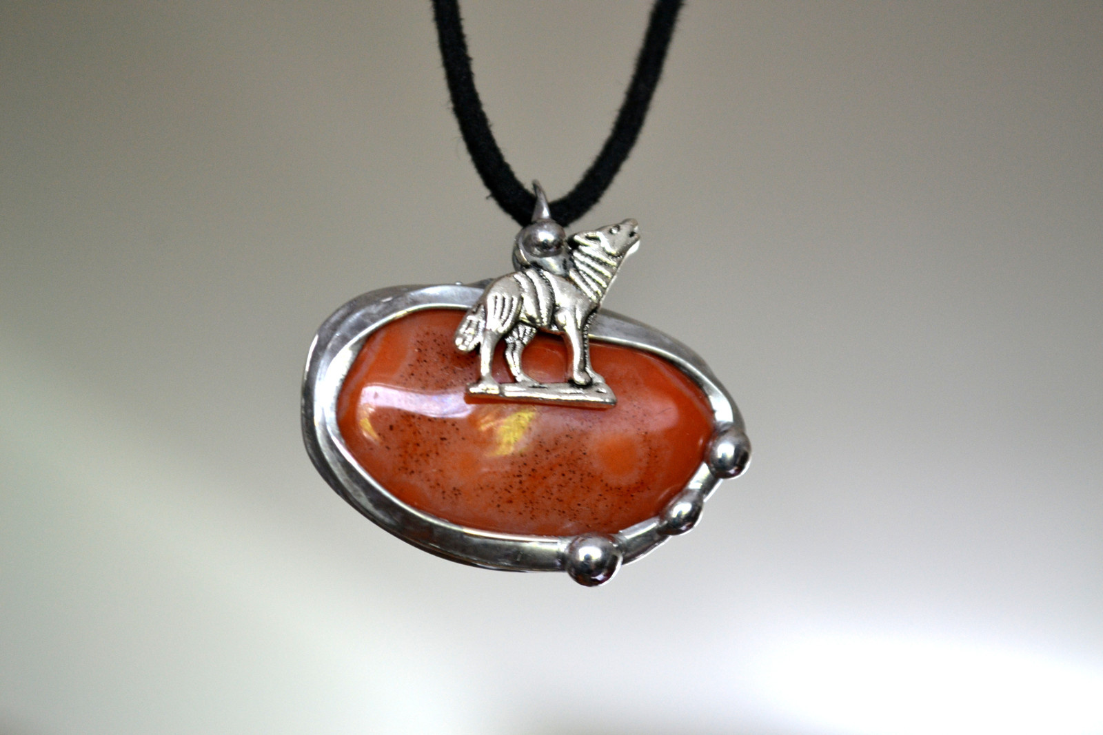 Přívěsek oranžový Karneol a vlk / od úsvit- šperky minerály kameny ...