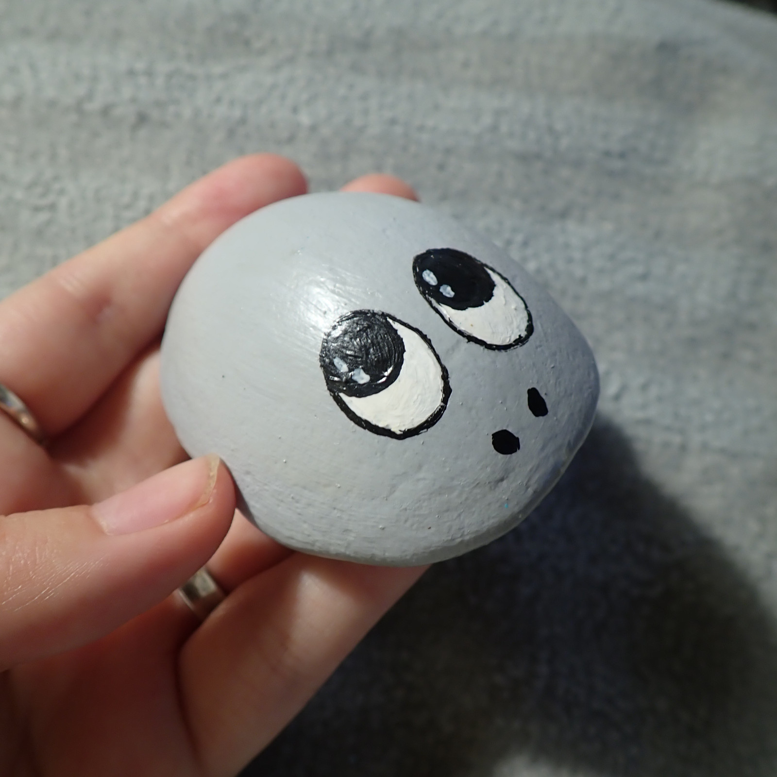 Šedý Živočich ii. - malovaný kámen / od brukev | Fler.cz