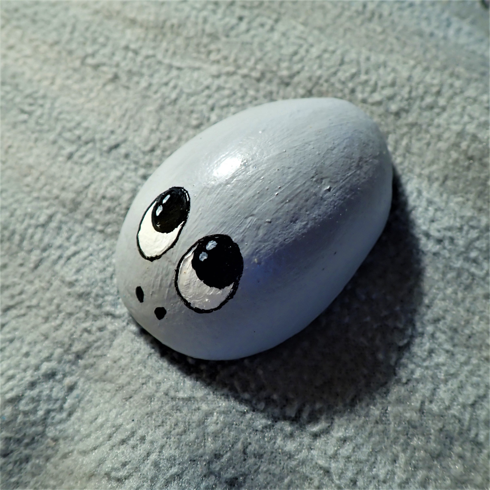 Šedý Živočich ii. - malovaný kámen / od brukev | Fler.cz