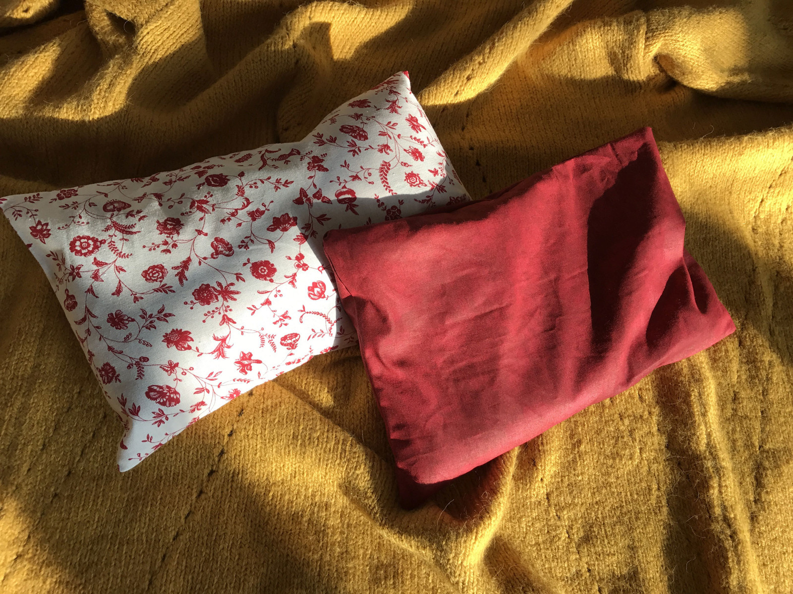 Nahřívací obilný polštářek - červený / od Lea | Fler.cz