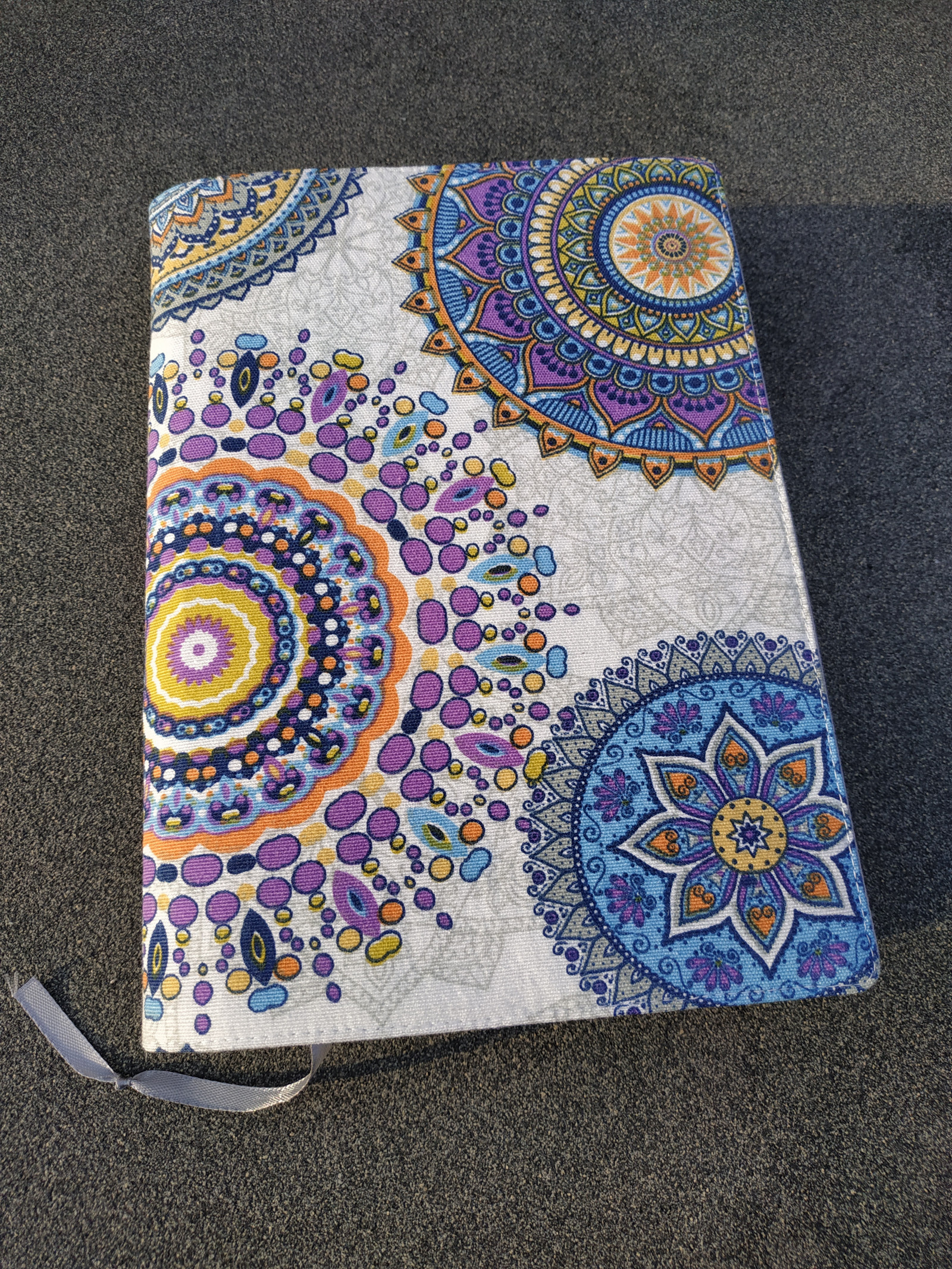 Vícebarevný textilní obal na knihu nastavitelný / od JBÁRČIK | Fler.cz