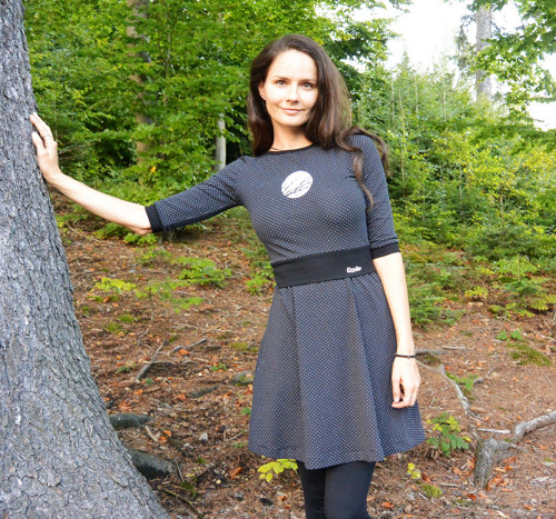 Šaty dámské černé Vítr nezlomí strom, který se umí ohnout. / od mapache ...