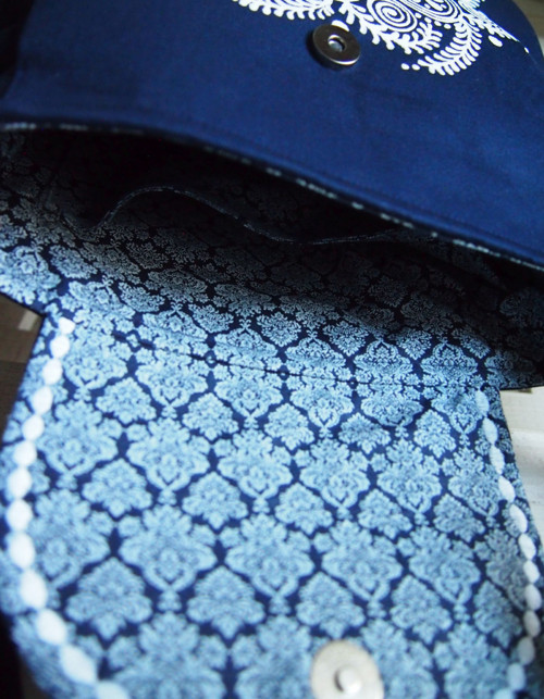 Dámská Veľká modrá maľovaná kabelka s bielou mandalou / od Dartaska ...